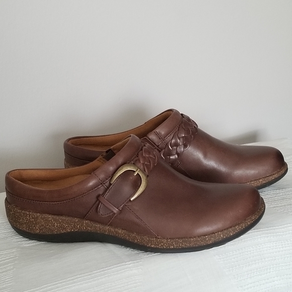 Aetrex | Shoes | Aetrex Libby New Braided Detail Clogs Brown Size 85 ...